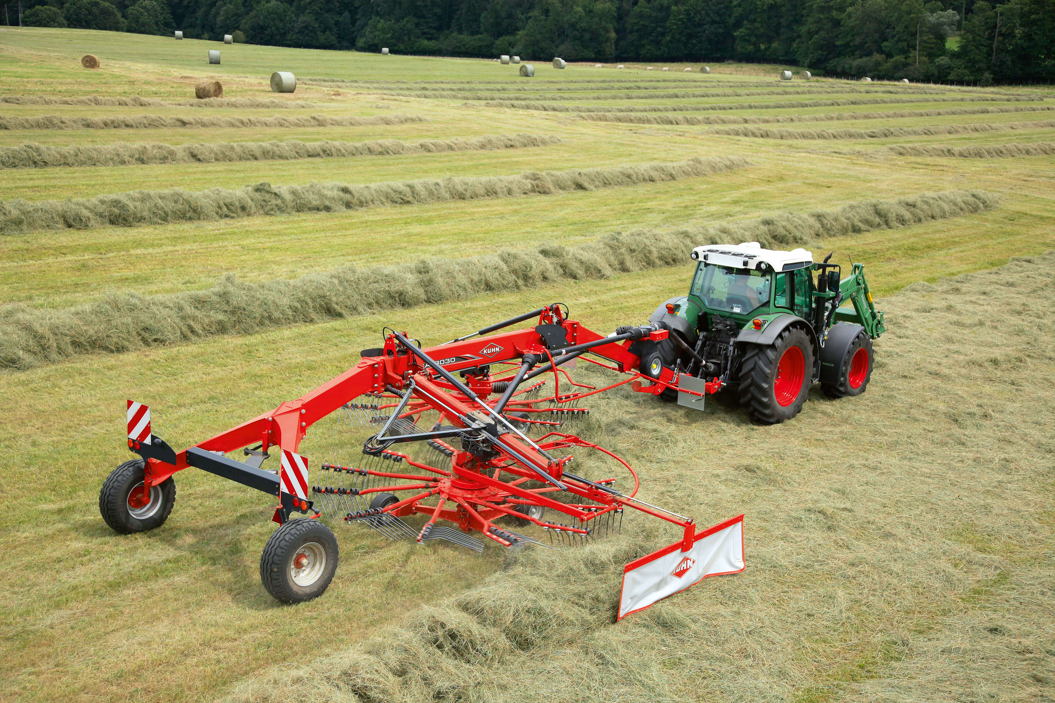 Twin-Rotor, Side-Delivery Rakes | KUHN
